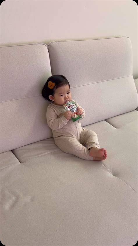 김가은 L 이나어멈 광고 이나가 어린이집 다니기 시작하면서 콧물이 옮았는지 계속 흐르더라구요🥲 1명이 감기 걸리면 다같이 걸린다고 해서 콧물은 이미 체념한