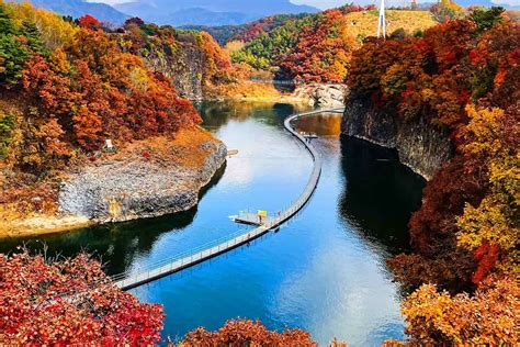 가을에는 완전히 다른 풍경이네 맑은 강물과 알록달록한 단풍이 어우러진 아름다운 국내 여행지 여행을말하다