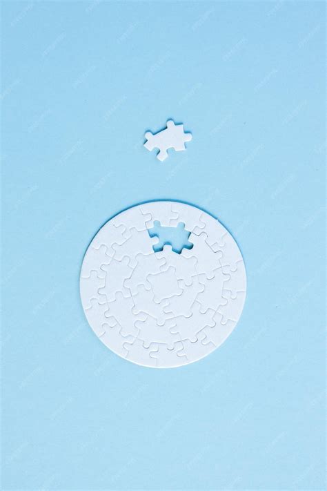 파란색 배경에 미완성된 흰색 지그소 퍼즐 조각 지그소 퍼즐의 마지막 조각 복사 공간 프리미엄 사진