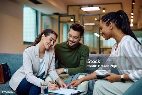 사무실에서 보험 대리인과 계약서에 서명하는 행복한 커플 모기지에 대한 스톡 사진 및 기타 이미지 모기지 모기지 문서
