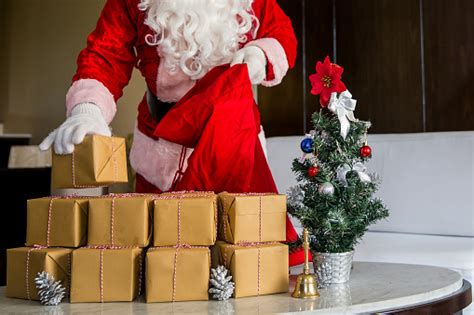 산타 클로스 또는 세인트 니콜라스는 의상을 입고 자루 가방을 들고 선물과 많은 선물 상자를 포장 메리 크리스마스와 해피 홀리데이 30 34세에 대한 스톡 사진 및 기타