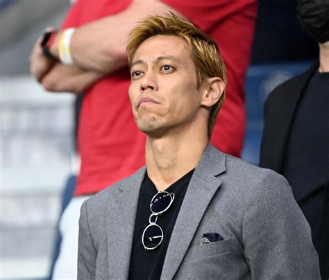 【名古屋】本田圭佑来場 あのレジェンドと再会し談笑、金髪同士の争い？も なおグランパスは… J1写真ニュース 日刊スポーツ