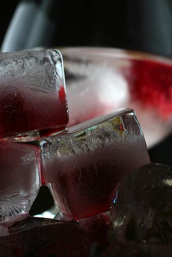 얼음 조각과 딸기와 라임 슬라이스와 음료의 유리 빛의 광선에 0명에 대한 스톡 사진 및 기타 이미지 0명 감귤류 과일 개념 Istock