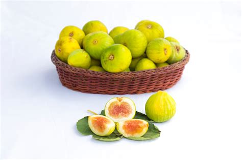 무화과 잎과 무화과와 녹색 무화과의 전체 고리 버들 바구니 흰색 배경에 근접 촬영을 열었다 0명에 대한 스톡 사진 및 기타 이미지 Istock