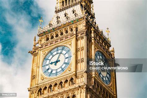 런던에 자랑스럽게 서있는 세계에서 가장 유명한 건물 중 하나 런던 잉글랜드에 대한 스톡 사진 및 기타 이미지 런던 잉글랜드 벽 시계 유명한 장소 Istock