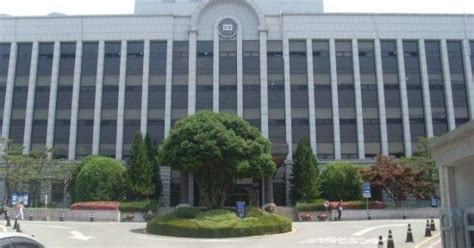 나 경찰이야무전취식·폭행 반복하다 직장 잃고 감옥행