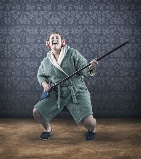 Ragazza Con Le Cuffie E Una Scopa Immagine Stock Immagine Di Goda Tenuta
