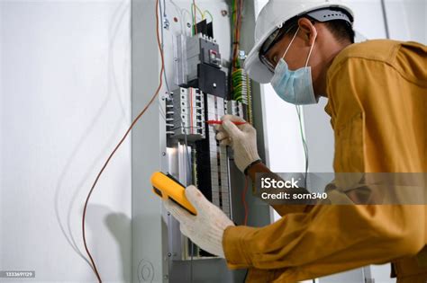 제어판에서 디지털 멀티미터 테스트 전류 전기를 사용하는 전기 엔지니어 U200bfor는 새로운 건물의 전원 제어실에서 전기 설치