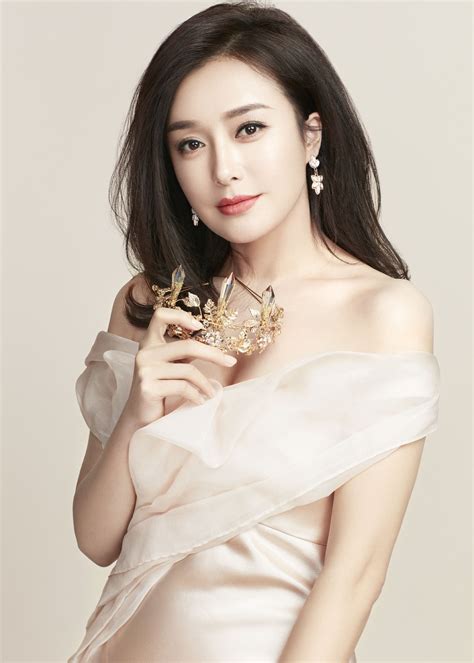 秦岚和甘婷婷有多像，七张美照中有两张是甘婷婷，你能分得清吗 甘婷婷 秦岚 美女 新浪新闻