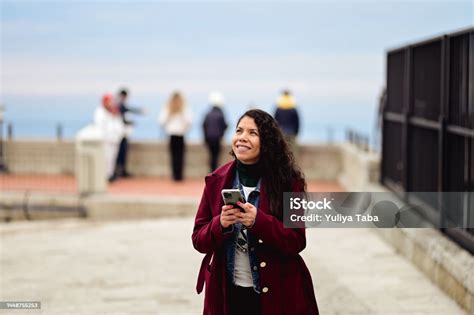 이탈리아의 겨울철에 거리에서 스마트폰을 사용하는 여성 35 39세에 대한 스톡 사진 및 기타 이미지 35 39세 가을 거리 Istock