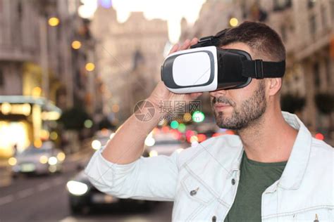 街上Vr头盔中英俊年轻男高清图片下载 正版图片504433412 摄图网