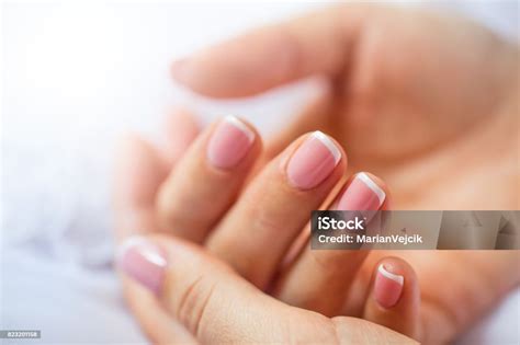 손톱입니다 화려한 네일 디자인 매니큐어와 아름 다운 여성 손 건강한 생활방식에 대한 스톡 사진 및 기타 이미지 건강한 생활방식 관능 디자인 Istock