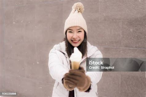 아름 다운 젊은 아시아 여자 미소 눈 겨울에에서 아이스크림에 만족 하 고 겨울에 대한 스톡 사진 및 기타 이미지 겨울 먹기