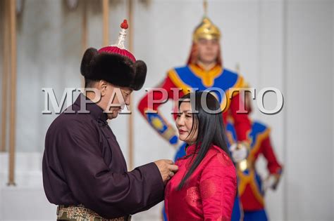 Сар шинийн баярыг тохиолдуулан Монгол Улсын Ерөнхийлөгч У Хүрэлсүх төрийн дээд цол одон медаль