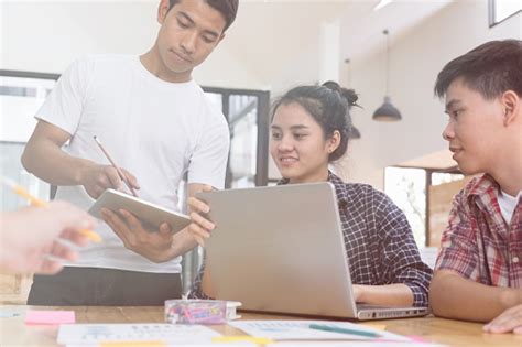 현대 사무실 인테리어 브레인스토밍에서 회의에 시작 젊은 성공적인 팀 만들기 사업 계획 노트북 컴퓨터 및 태블릿 금융 및 마케팅