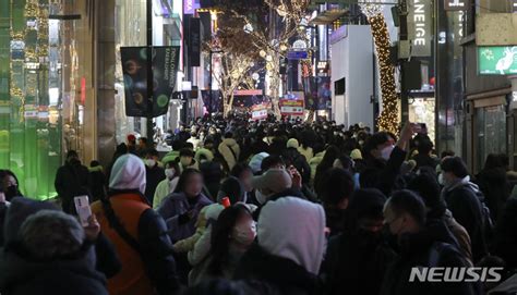 クリスマスイブで混みあう明洞の通り Chosun online 朝鮮日報