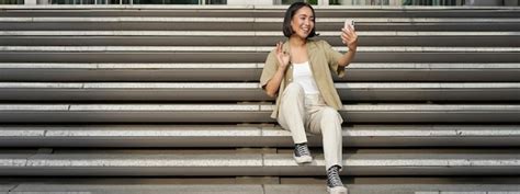 Portrait Dune Belle Fille Asiatique Prend Un Selfie Sur Un Smartphone