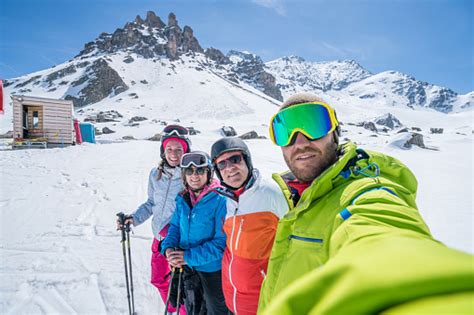 스위스에서 가족 복용 Selfie 스키에서 슬로프 스키 휴일 스위스 알프스와 휴가 개념 4 명 4 명에 대한 스톡 사진 및 기타 이미지 Istock