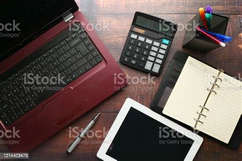 나무 테이블에 디지털 태블릿 노트북 계산기 및 메모장의 상단보기 계획에 대한 스톡 사진 및 기타 이미지 계획 공란 공중 뷰 Istock