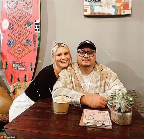 29 годишна слепа жена стана горда мајка на 4 деца и покрај бездушните