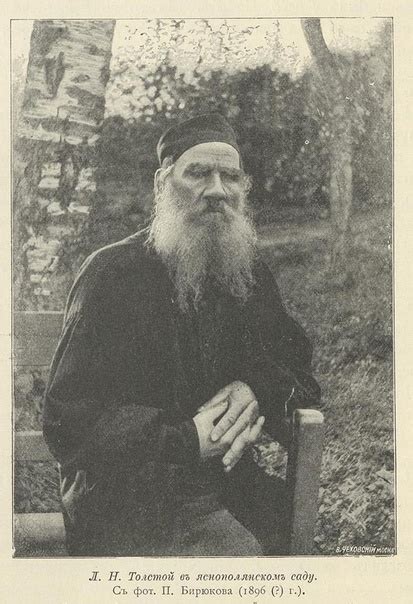 В последние годы жизни Лев Толстой в домашней обстановке предпочитал носить вот такие похожие