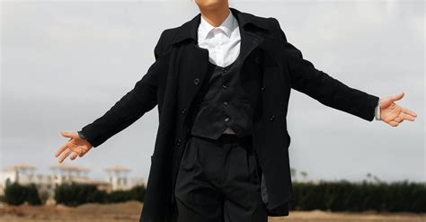 4k 걷고 있는 검은 코트 격식있는 옷차림 남성 패션 남자 대담한 패션 도시 패션 망 패션 모델 모델링 모자 바람 부는 사람 세련된 복장 수직