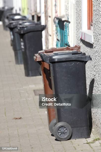 잔류 폐기물을위한 쓰레기통 재활용 쓰레기통 거리에 서서 독일 0명에 대한 스톡 사진 및 기타 이미지 0명 독일 사진