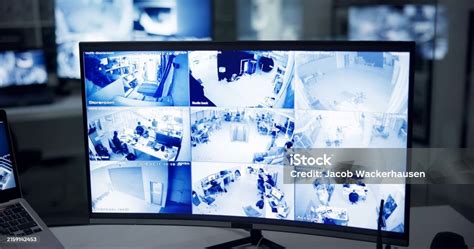 분할 화면이 있는 보안 비즈니스 및 컴퓨터 제어실 및 소프트웨어 인터페이스가 있는 멀티캠 감시 법률 디스플레이 또는 카메라용