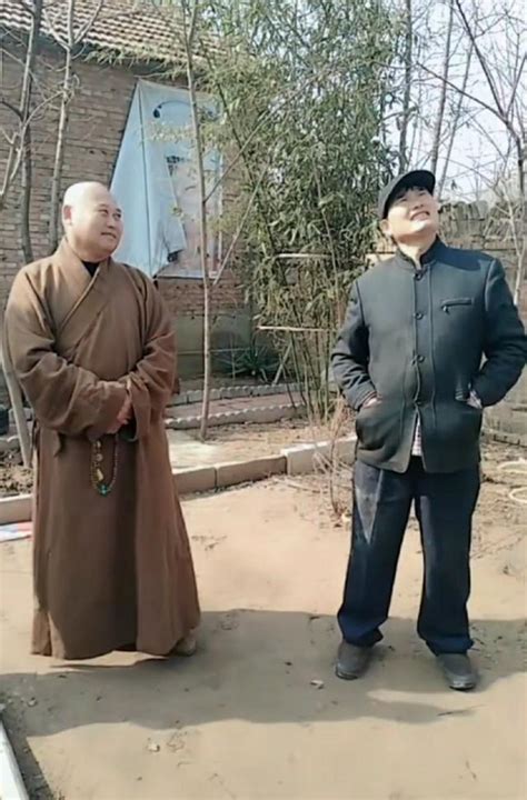 大衣哥朱之文自家院落接待高僧，到背著手插褲兜，惹來網友非議 每日頭條