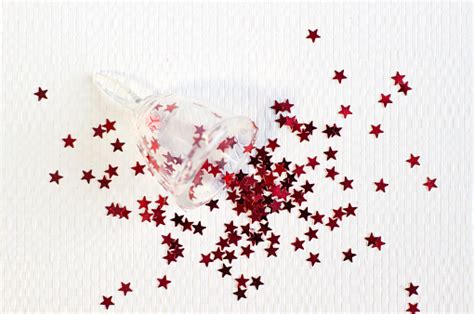 여성 위생 제품 작은 빨간 별반짝 흰색 질감 배경에 생리 컵 개념 생리컵에 대한 스톡 사진 및 기타 이미지 생리컵 0명 건강관리와 의술 Istock