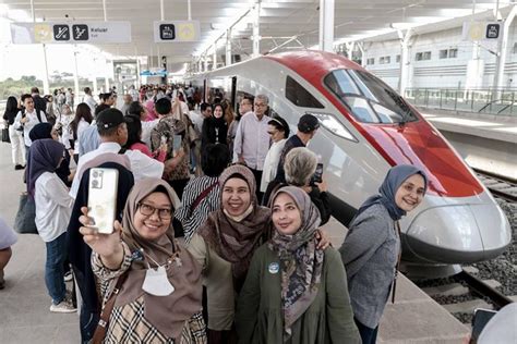 Kereta Cepat Whoosh Pasang Tarif First Class Rp600000 Bidik Bos Bos Besar