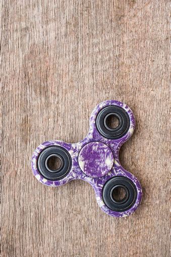 회전자 보라색 컬러 회전을만 지 작 나무 배경에 덜어 장난감 스트레스 강철에 대한 스톡 사진 및 기타 이미지 강철 경감 놀기 Istock