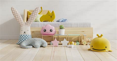 밝은 흰색 벽 배경에 소파와 인형이 있는 어린이 방의 모형 벽 3d 렌더링 사진 Unsplash의 태국 이미지