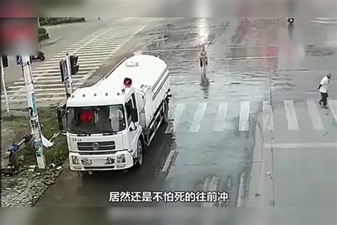 女子真是“作死”，明明知道是红灯还要闯，监控拍下惨烈的一刻！红灯监控女子