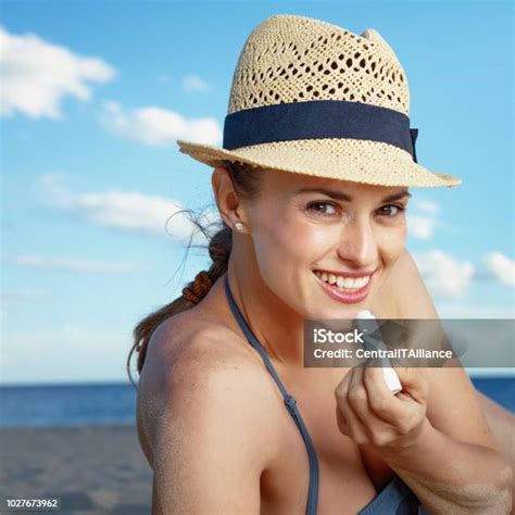 태양 보호 립스틱을 적용 하는 해변에서 젊은 여자를 웃 고 입술에 대한 스톡 사진 및 기타 이미지 입술 보습제 해변 Istock