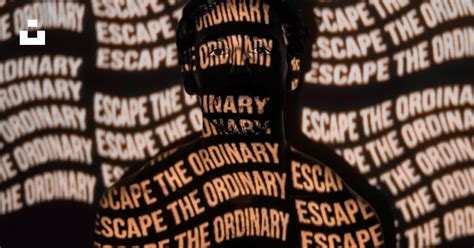 흑백 줄무늬 긴 소매 셔츠를 입은 남자 사진 Unsplash의 무료 실험적인 이미지