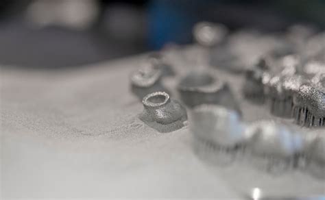개체는 금속에 인쇄 된 3d 프린터 레이저 소 결 기계 금속 클로즈업 3차원 인쇄에 대한 스톡 사진 및 기타 이미지 3차원 인쇄 3차원 형태 Revolution