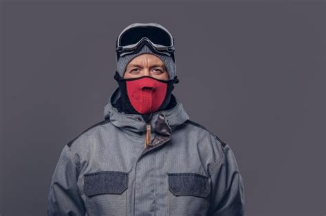 Портрет сноубордиста, одетого в полный защитный костюм для ...