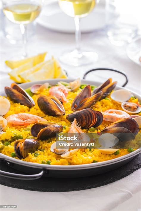 해산물 빠에야 전통 프라이팬에서 유명한 스페인 쌀 요리 분홍색 새우 조개 홍합을 곁들인 파에야 발렌시아나와 채소를 곁들인 사프란 라이스 0명에 대한 스톡 사진 및 기타