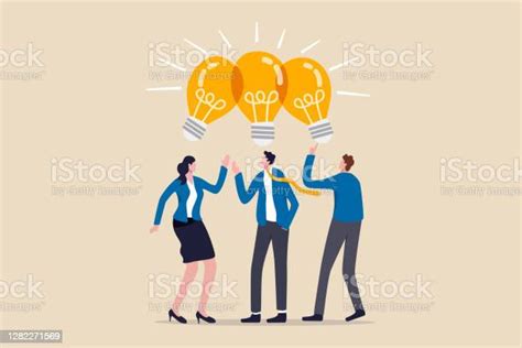 비즈니스 아이디어 공유 협업 회의 지식 공유 팀워크 또는 같은 아이디어 개념을 생각하는 사람들 똑똑한 사고 사업가 사무실 노동자 는 전구 램프 아이디어를 공유 합니다 공유