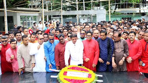 বঙ্গবন্ধুর প্রতিকৃতিতে স্বেচ্ছাসেবক লীগের শ্রদ্ধা