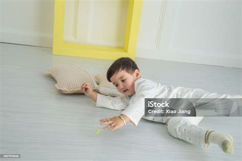 유치원의 침실에서 귀여운 어린 소년이 그의 베개와 함께 재생합니다 2 3 살에 대한 스톡 사진 및 기타 이미지 2 3 살 귀여운 남성 Istock