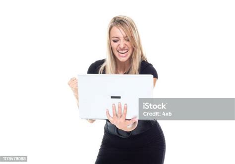 프론트 뷰 1인 웨스트 업 2029세 성인 미모 금발 머리 코카서스 여성 젊은 여성 사업가 비즈니스 맨 스탠딩 비즈니스웨어