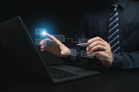 홀로그램 순서도를 가진 사람 체계적으로 질적으로 순서도 비즈니스 워크플로를 설계하는 사업가 프로그램의 워크플로를 시각화하기 위한