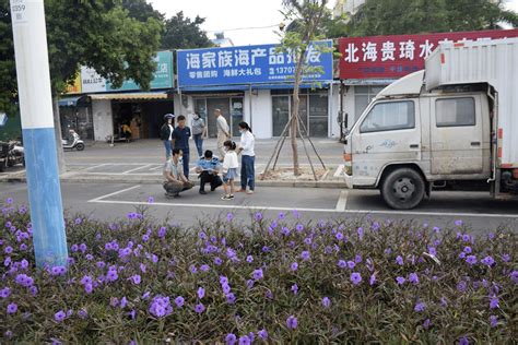 可恶！北海一辆无牌三轮车当街撞倒小孩！车主不想担责，转身逃逸吴某兴进行线索