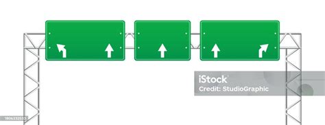 고속도로 녹색 도로 표지판 도시 교통 방향을 가리키기 위한 강철 기둥의 빈 간판 흰색 가이드 화살표가 있는 빈 패널 현실적인 빈 교통 통제 표지판입니다 벡터 일러스트 레이