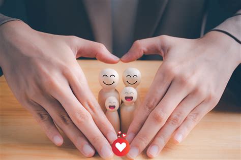 나무 인형이 있는 하트 모양의 여성의 손 가족의 국제 날 가족을 보호하는 손 보험 가정 폭력 세계 정신 건강의 날 가족 관리 개념 가정 폭력에 대한 스톡 사진 및 기타