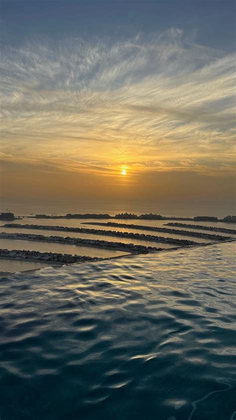 Я не знаю секрет счастья но когда сидишь на краю самого высокого бассейна в мире то точно не