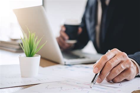 보고서 문서 및 분석을 사용 하 여 랩톱 컴퓨터에서 새 프로젝트를 작업 하는 사업가 그래프 문서에 대 한 재무 데이터 계산 재무 작성 노트 통계 수행 경제에 대한 스톡 사진