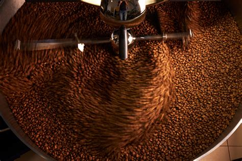 로스팅 머신 드럼 회전 및 완벽한 로스팅커피 콩을 이동합니다 중소기업의 커피 로스팅 과정 갈색에 대한 스톡 사진 및 기타 이미지 Istock